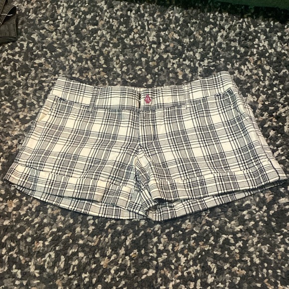 Volcom | Shorts | Vintage Volcom Whiteblack Plaid Shorts Womens Size 3 ...
